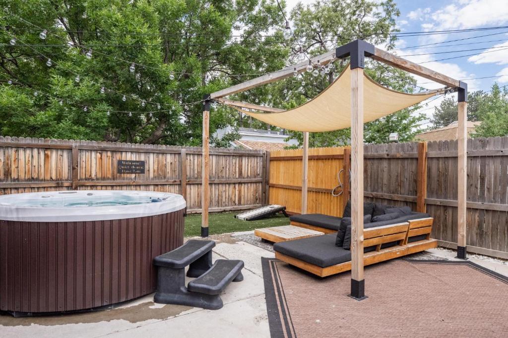 Urban Hot Tub Oasis - EV Charger - Walk to RiNo, Denver (updated prices ...