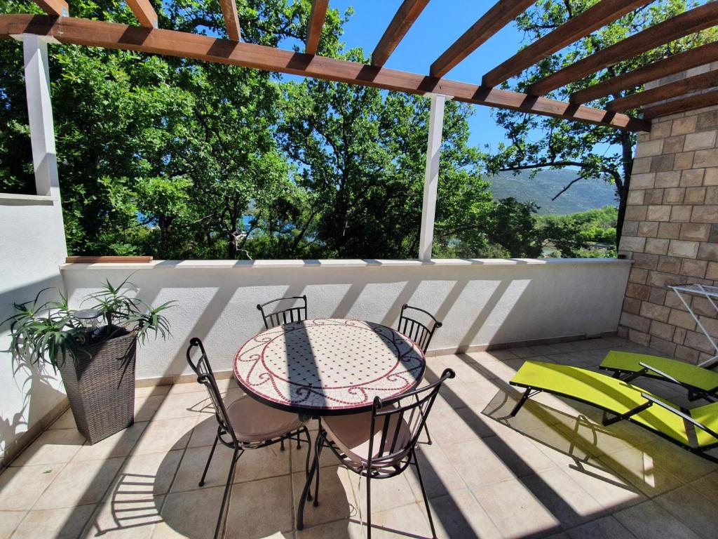 Green apartment, Hodilje (updated prices 2026)