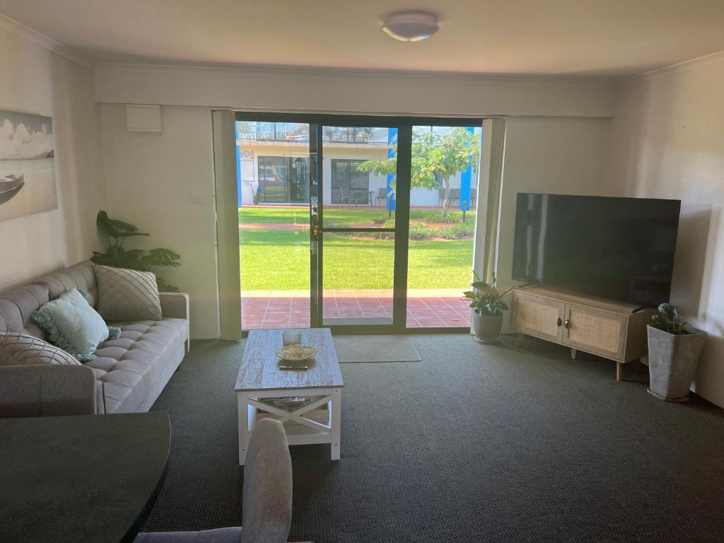 Nautilus Hamptons Style Luxury Beach Apartment Merimbula, Merimbula ...
