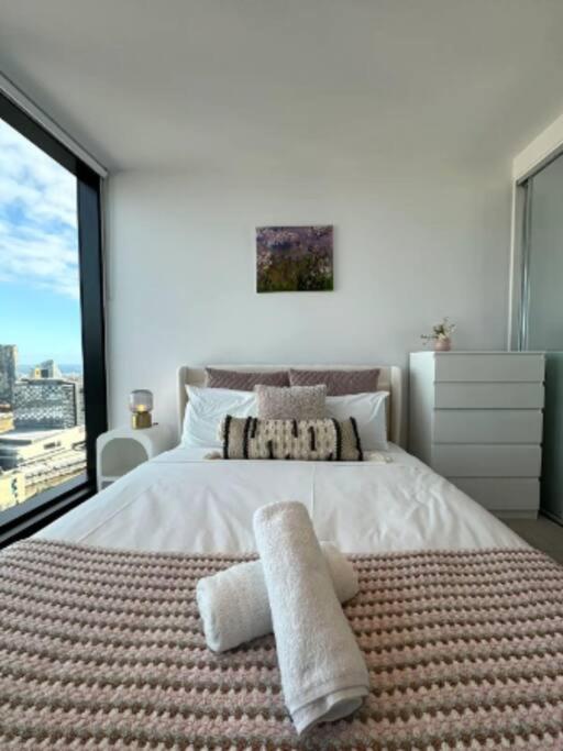 Unlisted -MQ3012-Modern 1BR Abode with Deluxe TV entertainment ...
