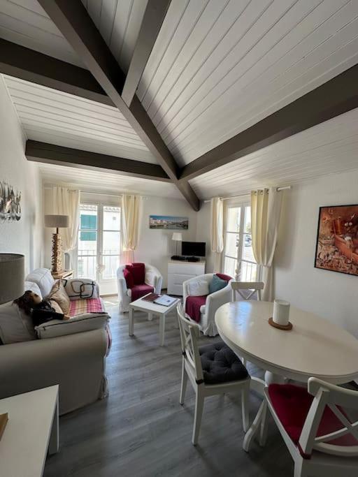 St Martin apt with aircon, car park & swimming pool across street ...