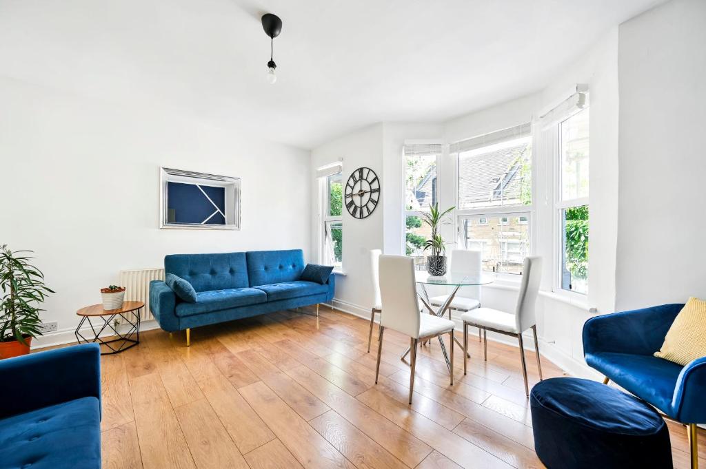 Spacious 2-Bed Apartment, Sleeps 8 in Leyton E10, London (updated ...