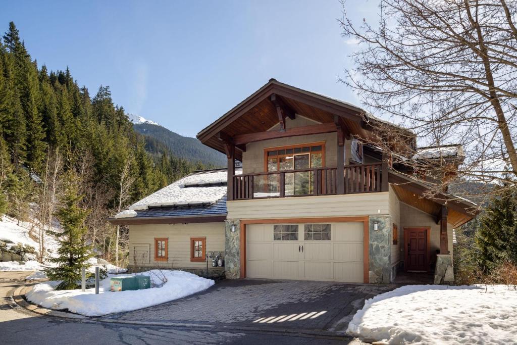 Taluswood The Lookout 9 - Private Chalet with Hot Tub, BBQ Deck, Garage ...