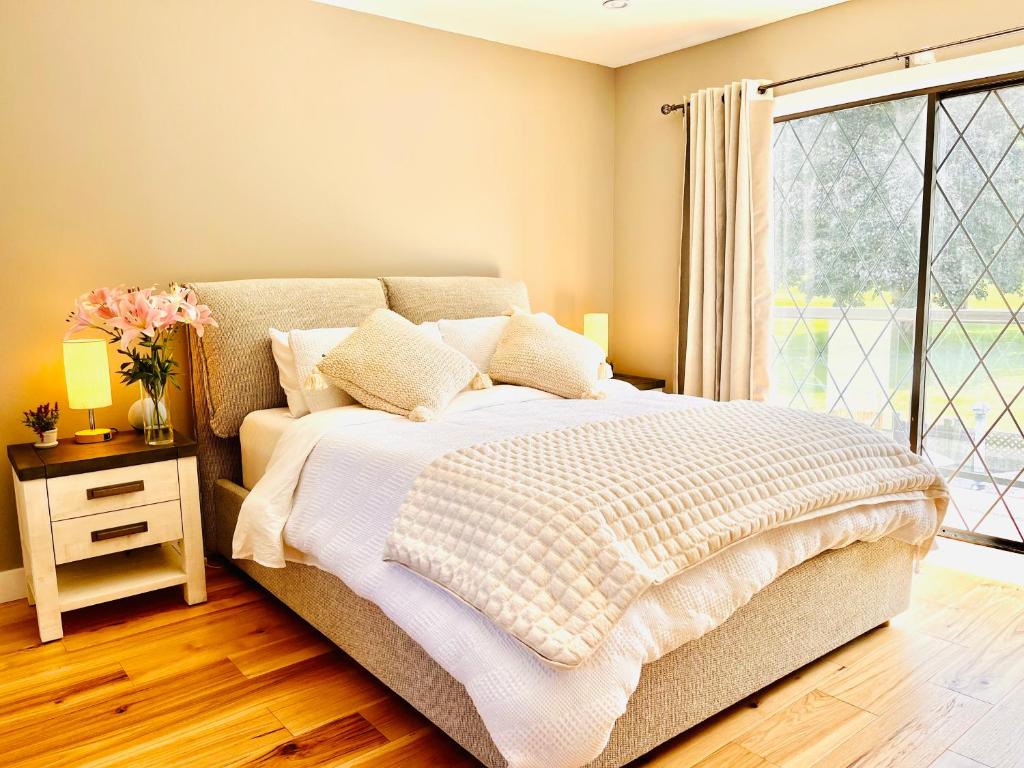 Oceanside Manor - Fancy Room - Golf course & Beach View, Qualicum Beach ...