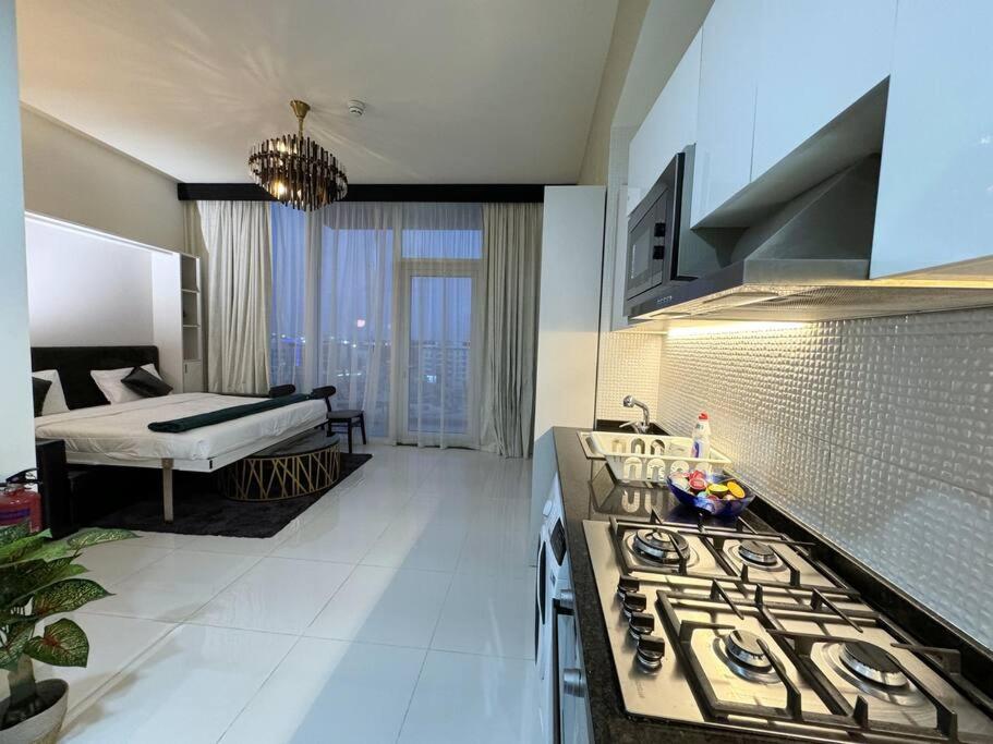 New Studio, Excellent Location Miraclz Tower - 16, Dubai (prezzi ...