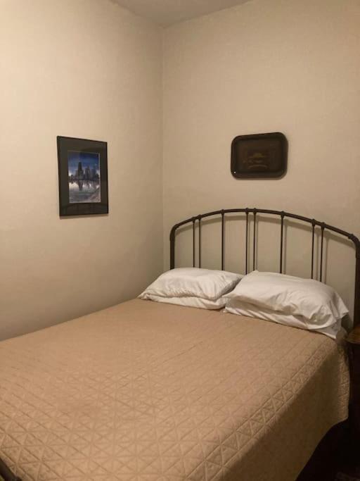 Private room with shared bathroom in Lakeview - 2C, Chicago (updated ...