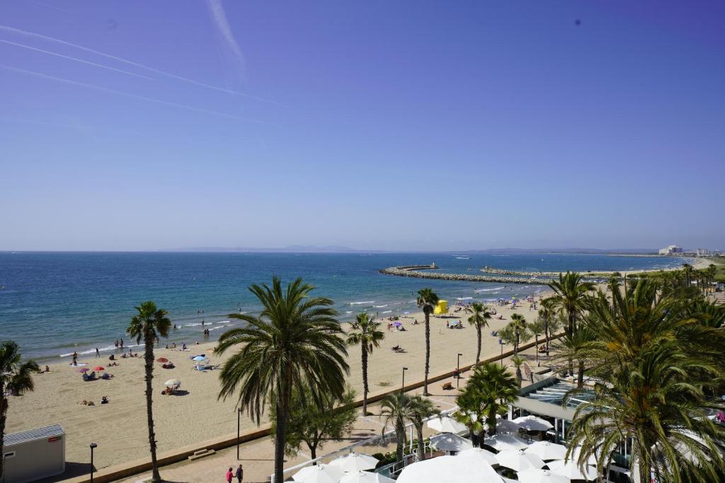 Apartamento frente al mar con una amplia terraza y vistas a la bahía ...