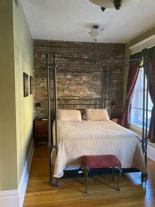 Large Private room with Queen bed - 2A, Chicago (updated prices 2024)