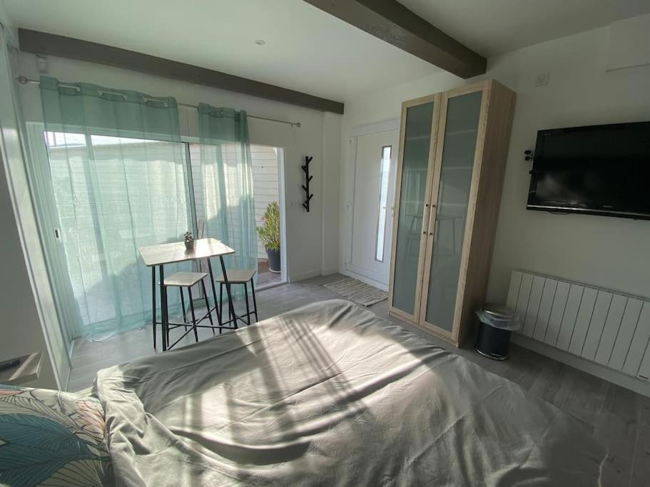 Beau studio neuf et équipé, Blacé (updated prices 2026)