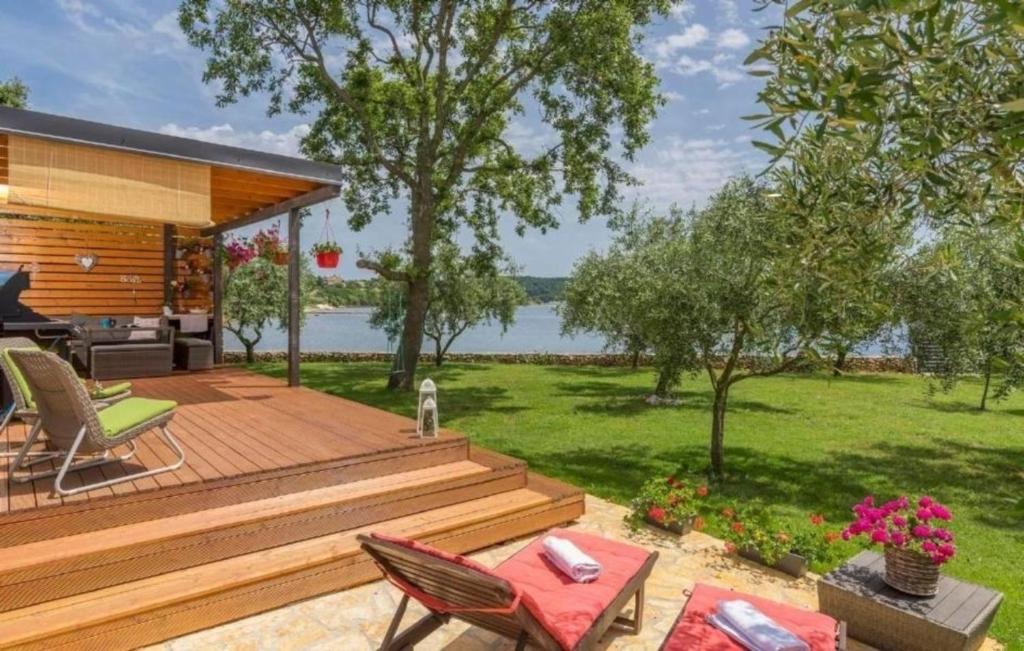 Strandhaus IVE mit Whirlpool, Schwimmbad, Kinderspielplatz und Grill in ...