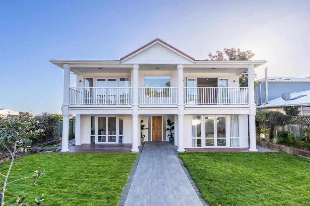 Beachfront Kāpiti Sands, sleeps up to 24, Paraparaumu (updated prices 2025)