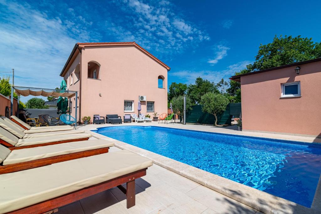 Family-friendly apartments with swimming pool Pula - 21314, Pula ...