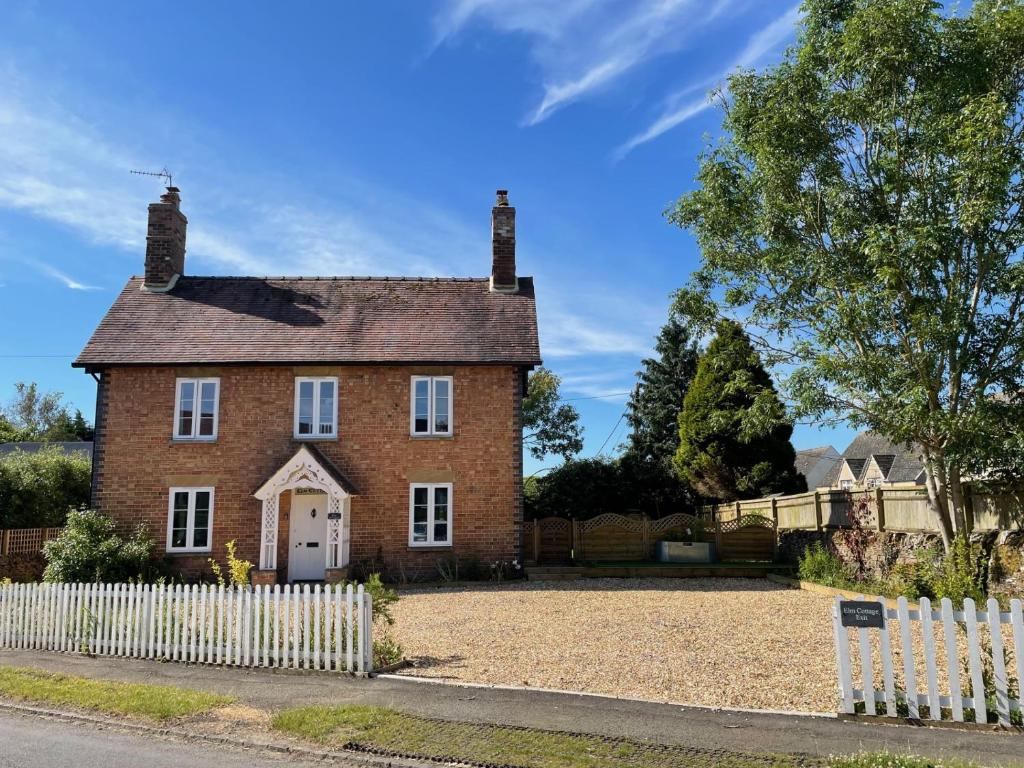 Elm Cottage, Alvescot (updated prices 2026)