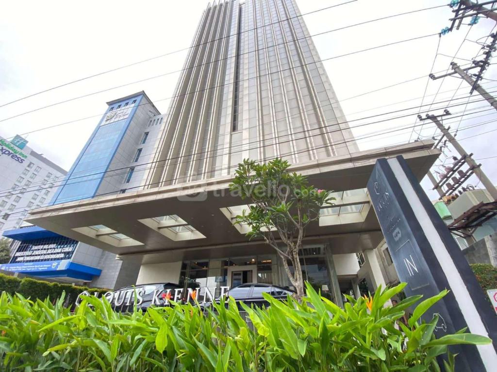 Homey and Comfort Living Studio Apartment Warhol (W/R) Residences By ...