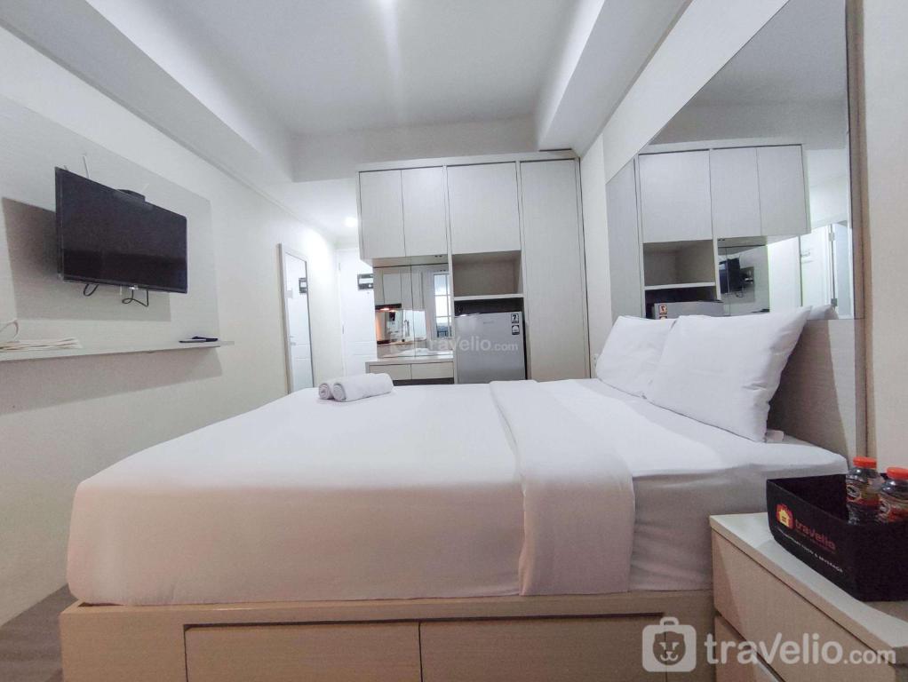 Warm and Cozy Style Studio Room at Paltrow City Apartment By Travelio ...