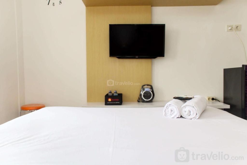 Simple and Comfort Studio at Riverview Jababeka Apartment By Travelio, Cikarang की (2026 के लिए ...
