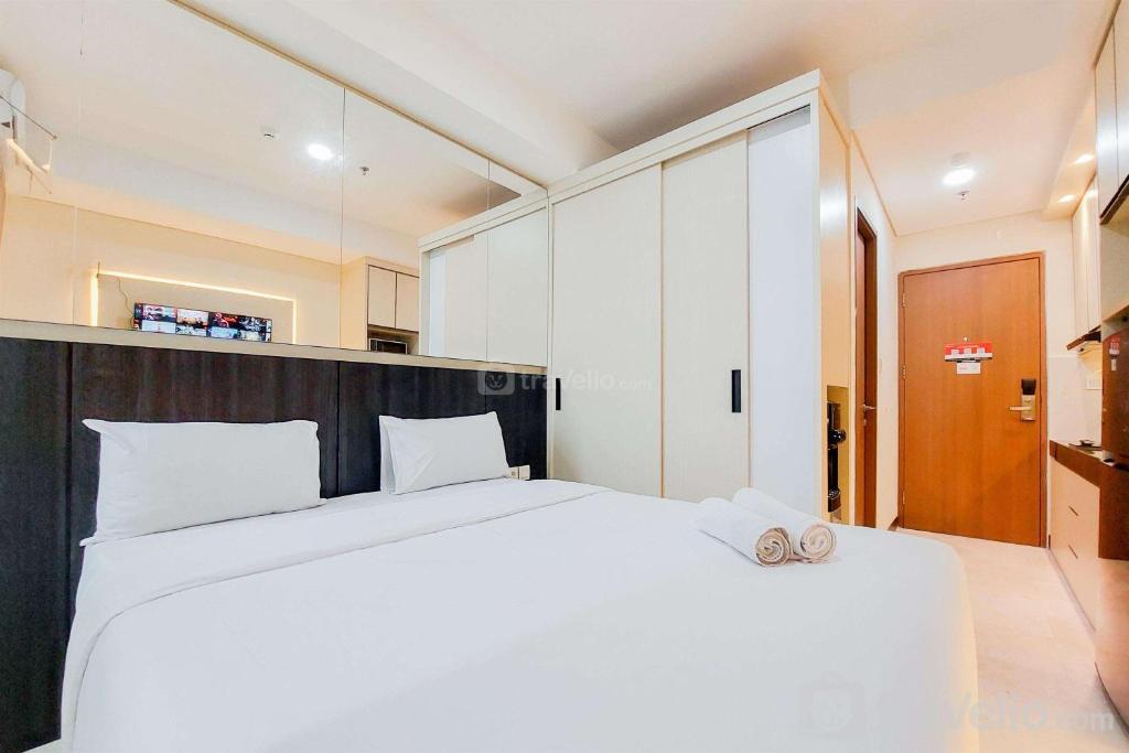 Homey and Minimalist Studio Apartment B Residence By Travelio ...