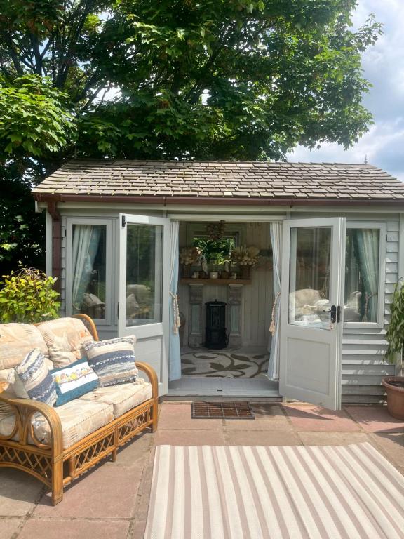 Birds and The Bees Summer House, Endon (updated prices 2026)