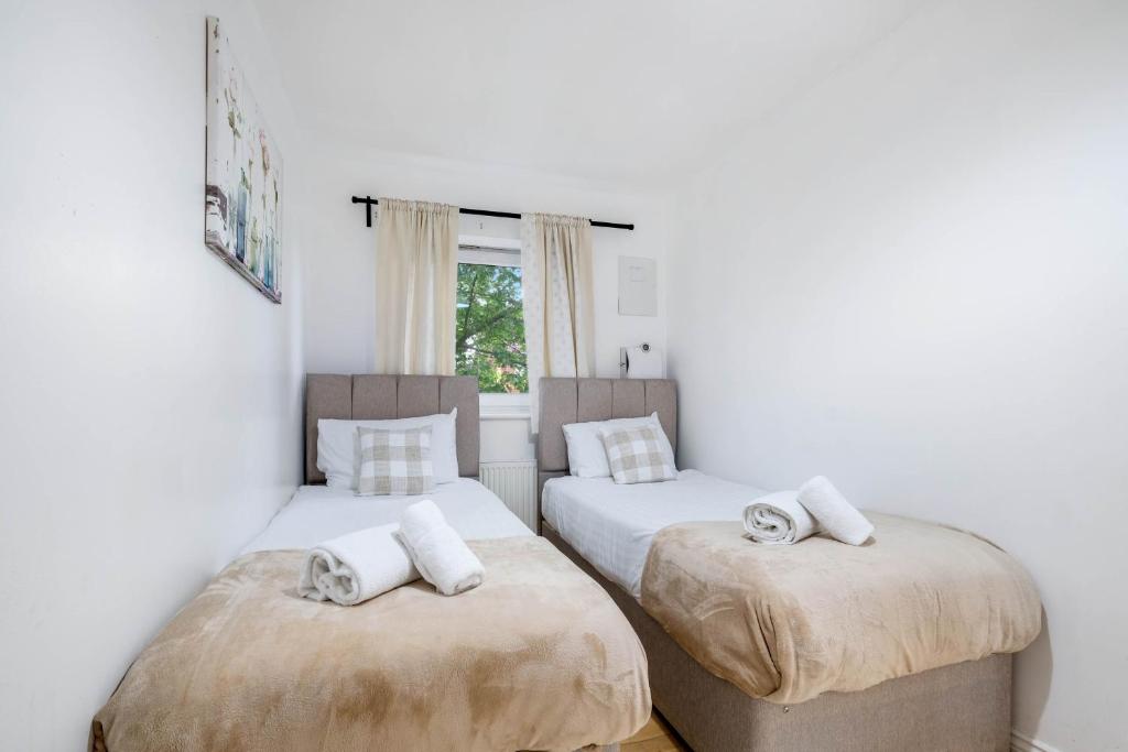 Delightful 4 bedroom House Thamesmead West From 360stays, North ...