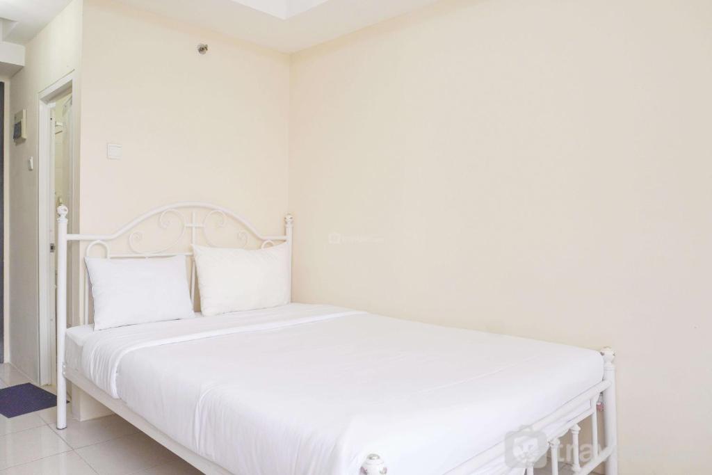 Homey and Simply Look Studio Belmont Residence Puri Apartment By ...