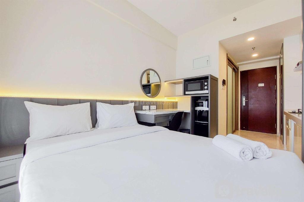 Studio Room with Simply Look at Sky House BSD near AEON By Travelio ...