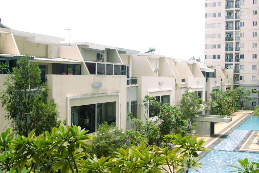 Warm and Homey Studio Room at Maple Park Sunter Apartment By Travelio ...