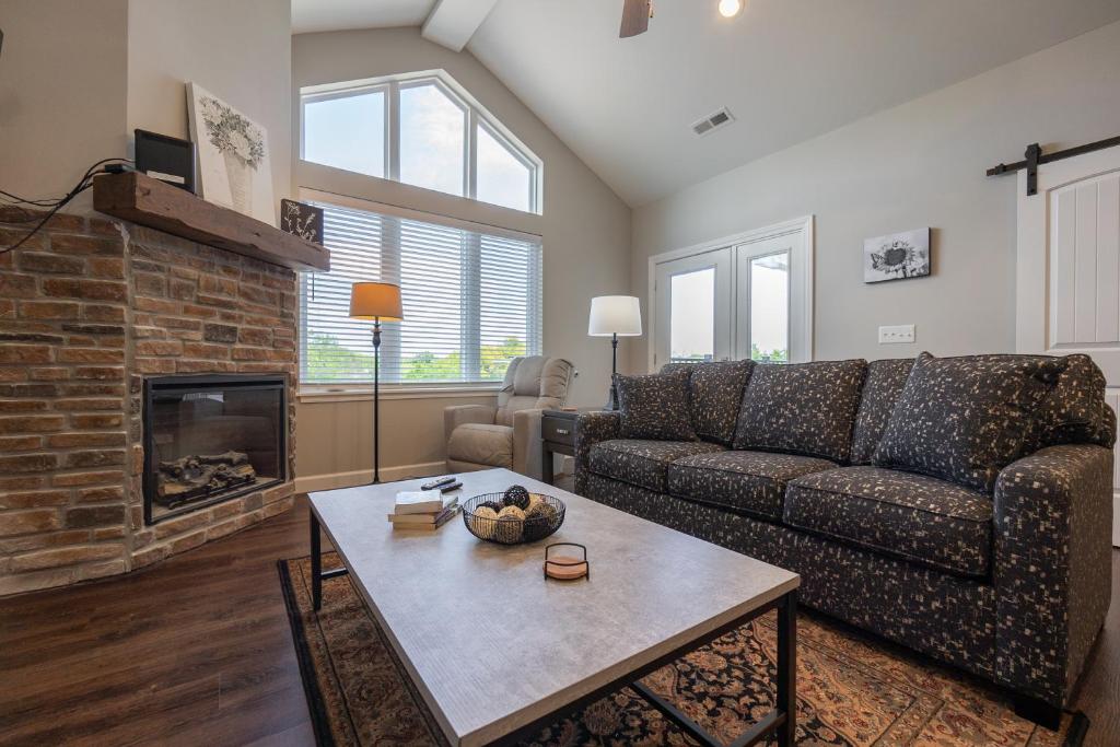Luxury 3BR, 3BA - Vaulted Ceilings - Resort Amenities - Stairs Required ...