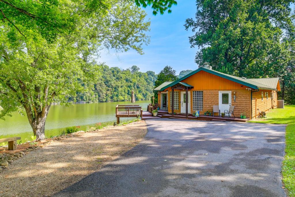 Duck and Bugs Cabin on Boone Lake with Boat Dock!, Piney Flats (updated ...