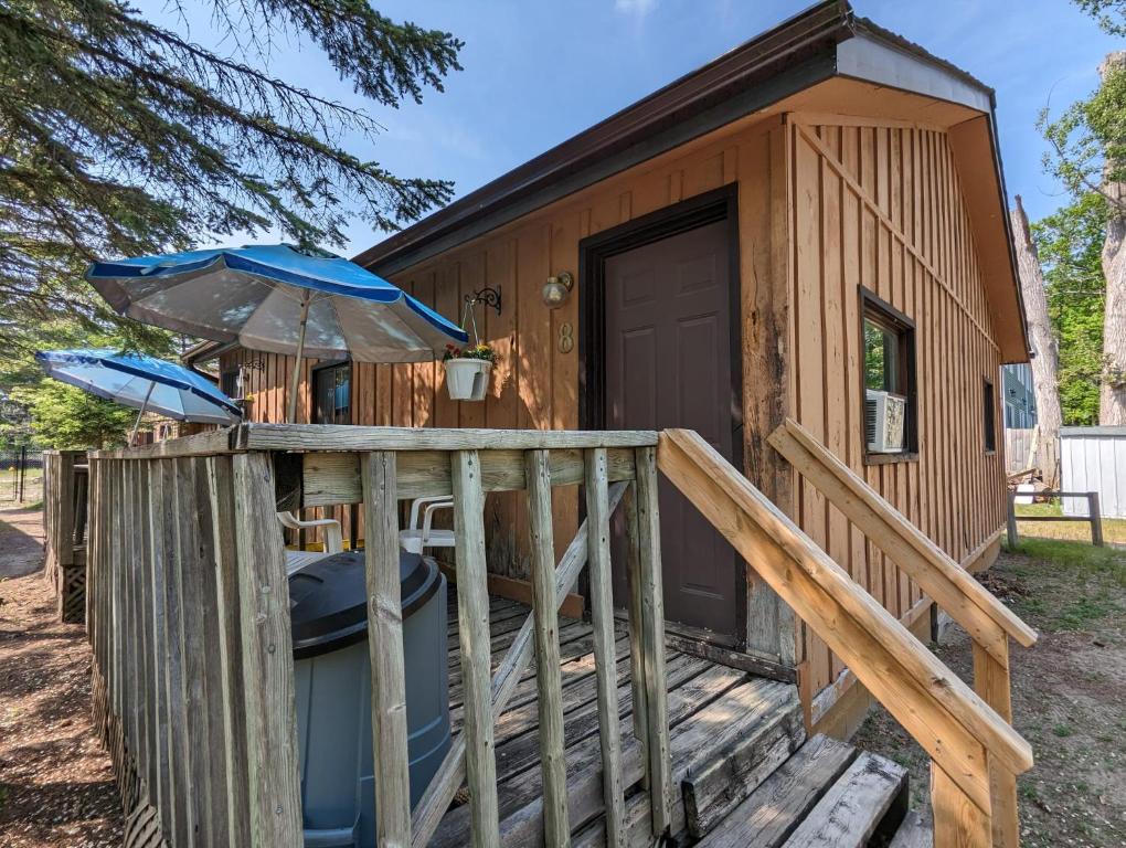 Tiny Wood Cottage 08, Wasaga Beach (updated prices 2025)