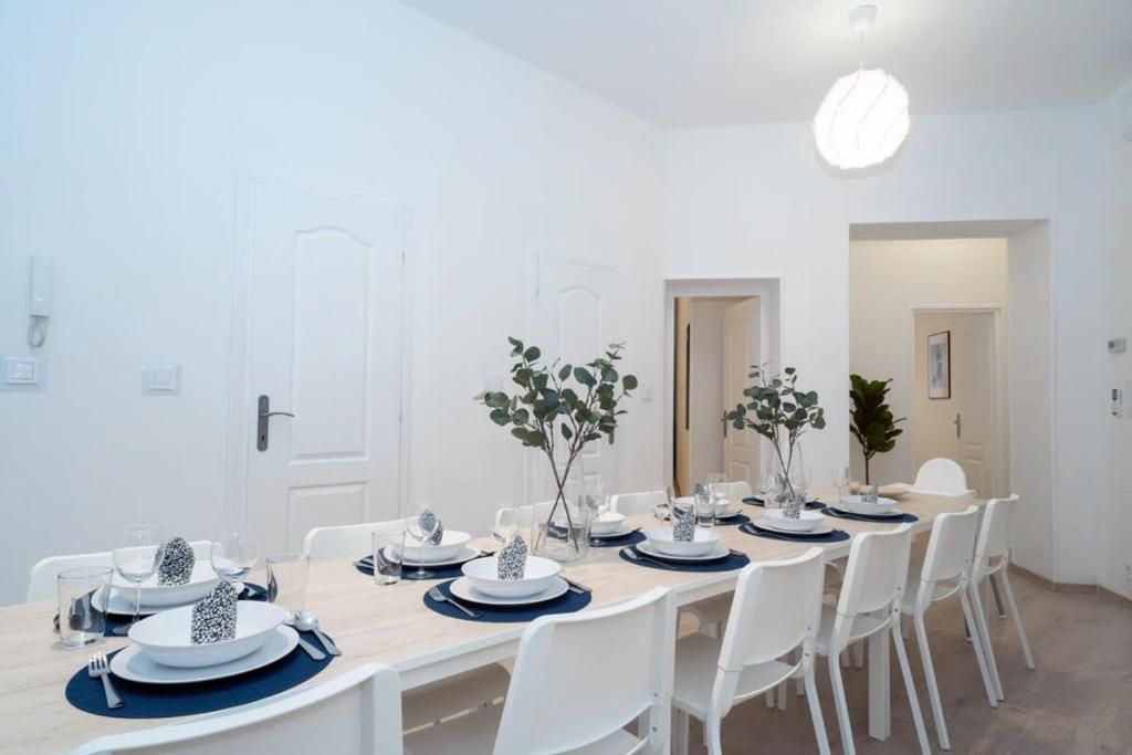 Relaxing brand NEW spot in the lively center, Budapest (updated prices ...