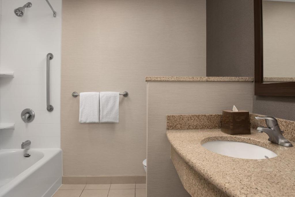 Courtyard by Marriott Syracuse Downtown at Armory Square, Syracuse ...