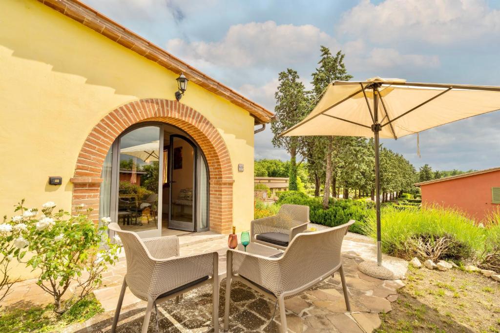 ISA-Chalet with common swimming-pool surrounded by Tuscan nature ...