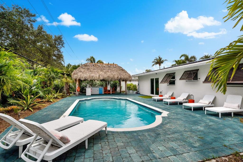 Eccentric home with pool tiki hut & outdoor kitchen, Pompano Beach ...