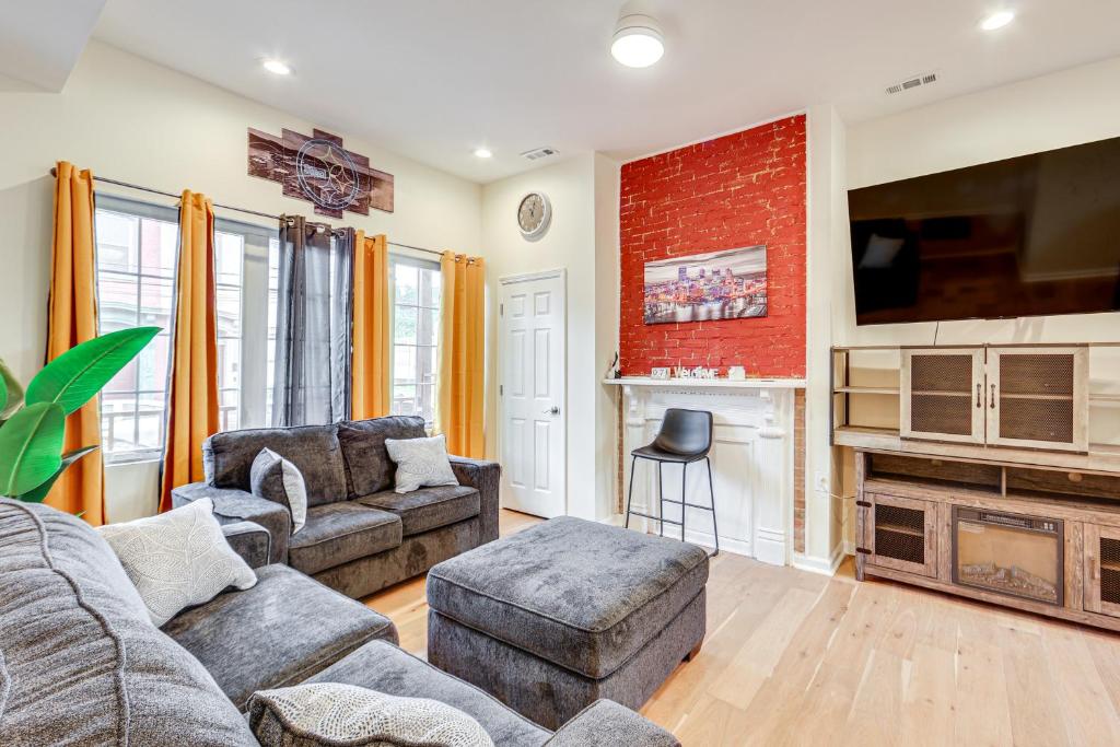 Modern Pittsburgh Home with Rooftop Deck and Backyard, Pittsburgh ...