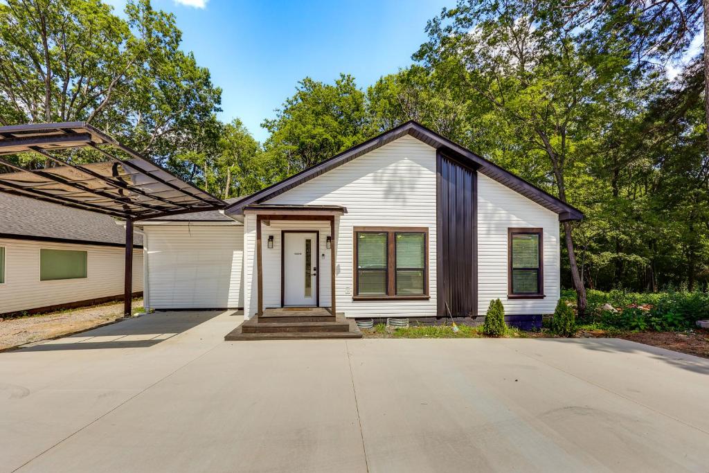 Riverfront Hot Springs Retreat with Deck and Fireplace, Hot Springs ...