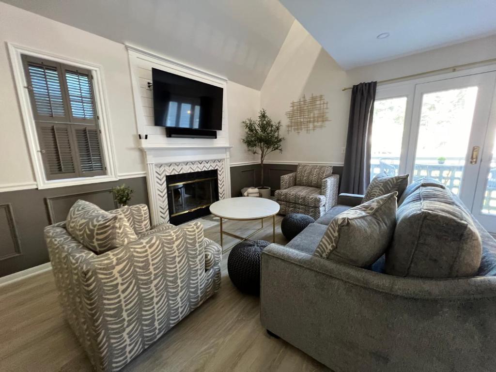 Newly Renovated Loft Villa at Norwich Spa with amenities, 3 minutes to ...