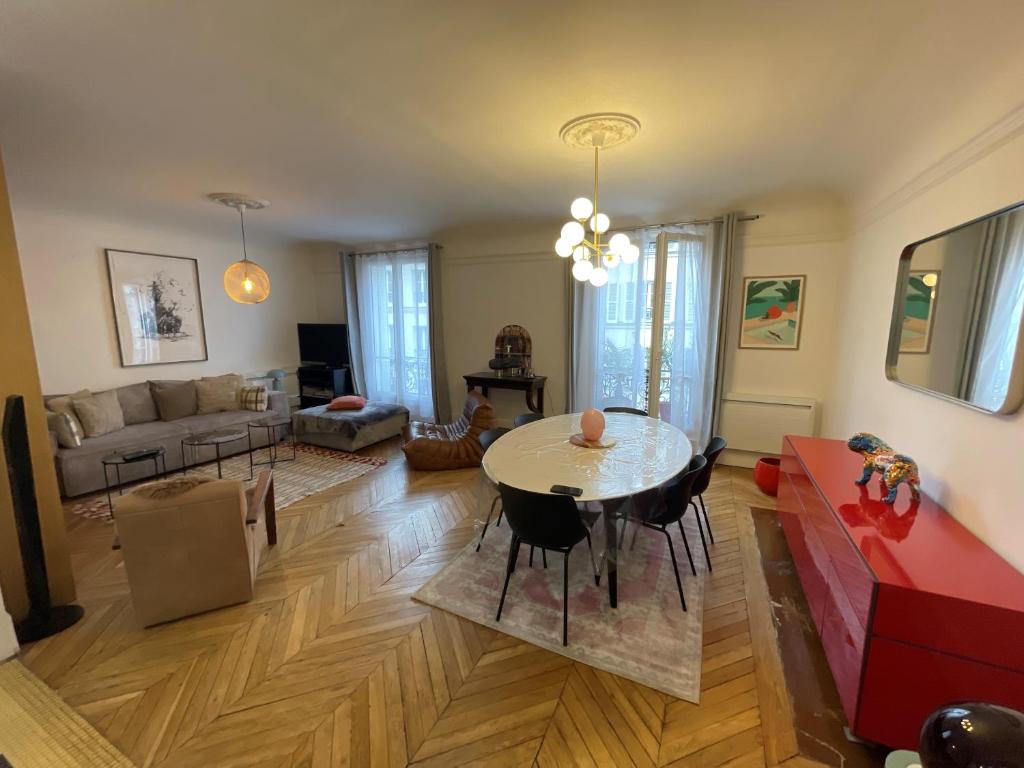 Spatious Charming Parisian flat (central, Republique place, Le Marais ...
