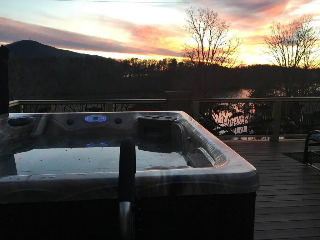 Lake Escape To An Elegant 4 Br Home, Huddleston (updated prices 2026)