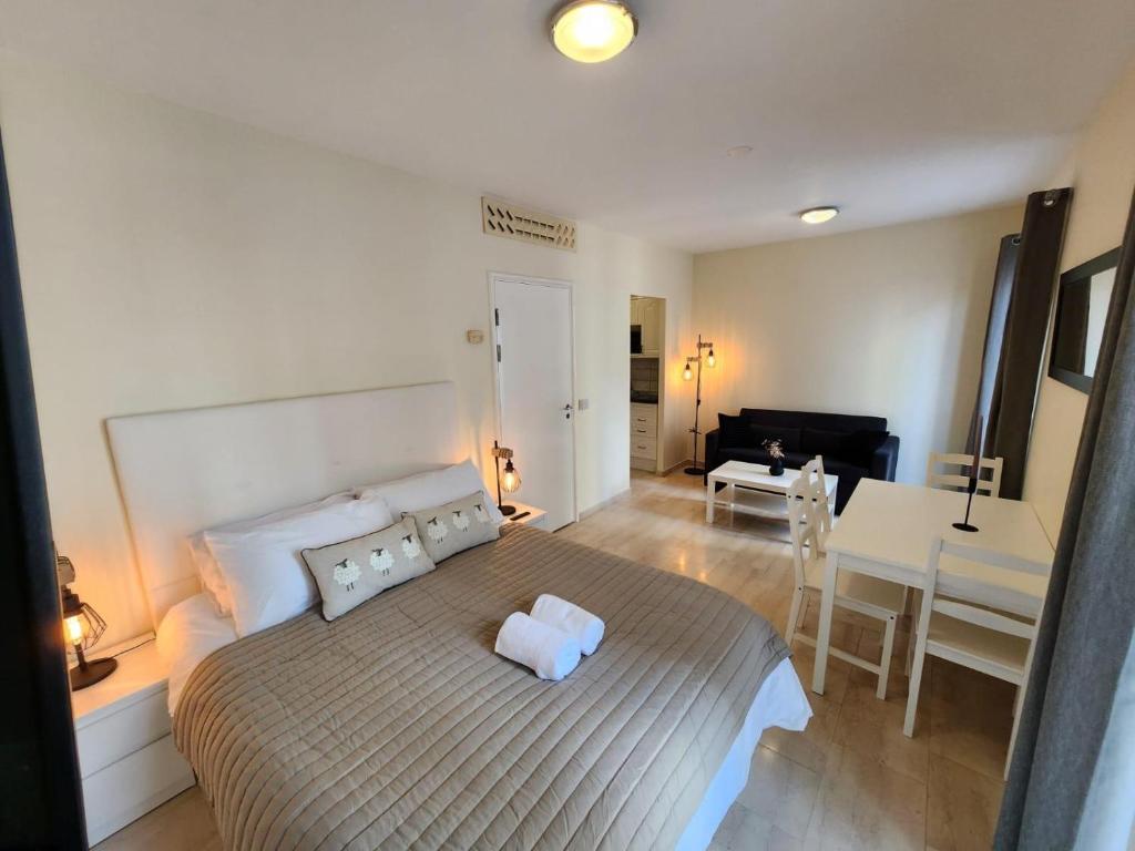 NEW with AC Central Suites with Pool access and Squash Courts! Sleeps ...