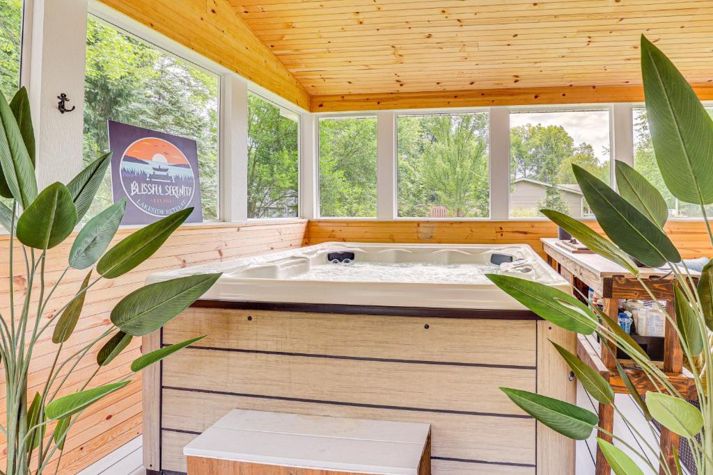 Family Home with Hot Tub half Mi to Lake Milton, Newton Falls (updated ...