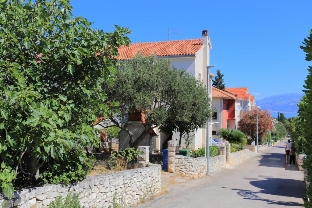 Apartments with parking space Supetar, Brac - 21655, Supetar (updated ...