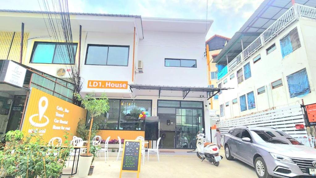 Private Room Whole floor Perfect Groups & Families Chiang Mai Old city, Thapae Gate , Night ...