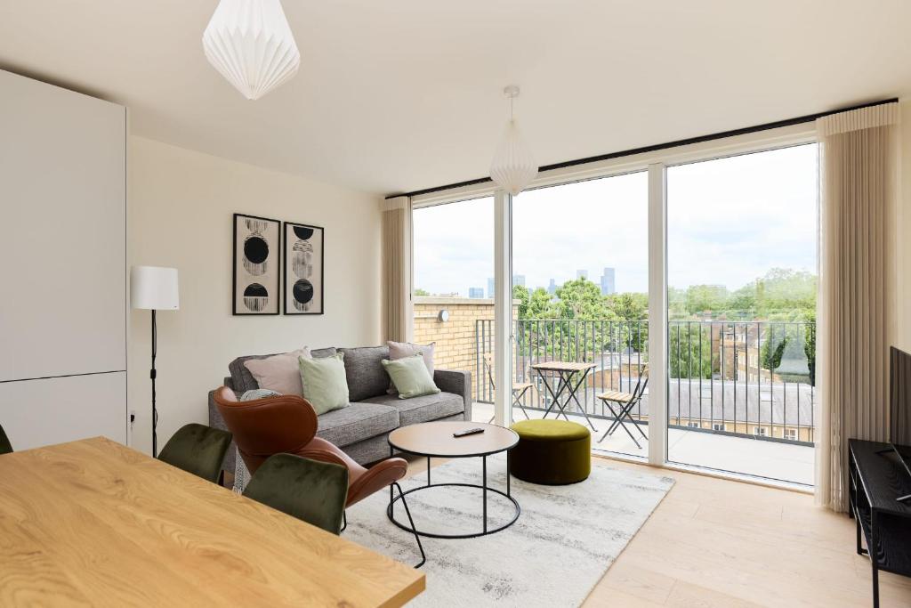 The East London Mile Quarters - Gorgeous 3BDR Flat with Balcony, London ...