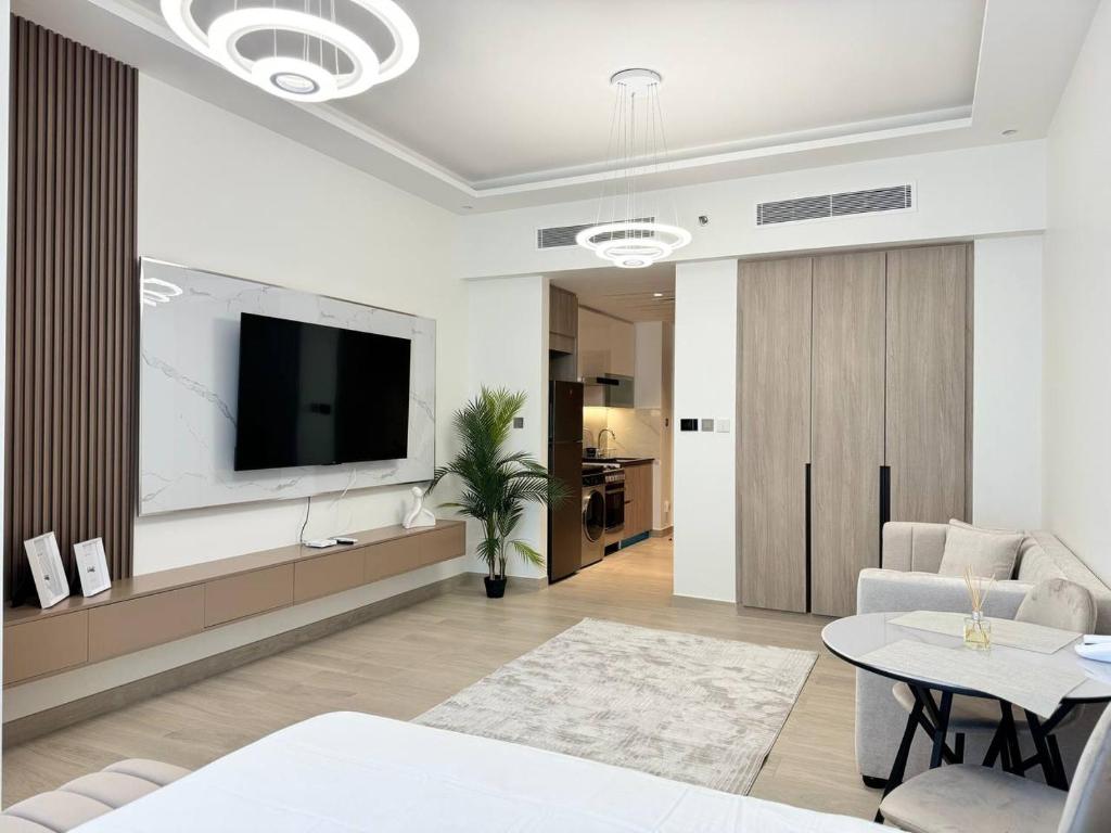 Comfortable 1 Bed Studio At Me Do Re, Cluster L, Dubai (preços ...