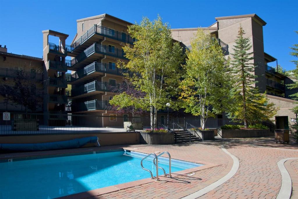 2 Bedroom Condo In Lionshead Village - Walk To Slopes, Onsite Pool ...