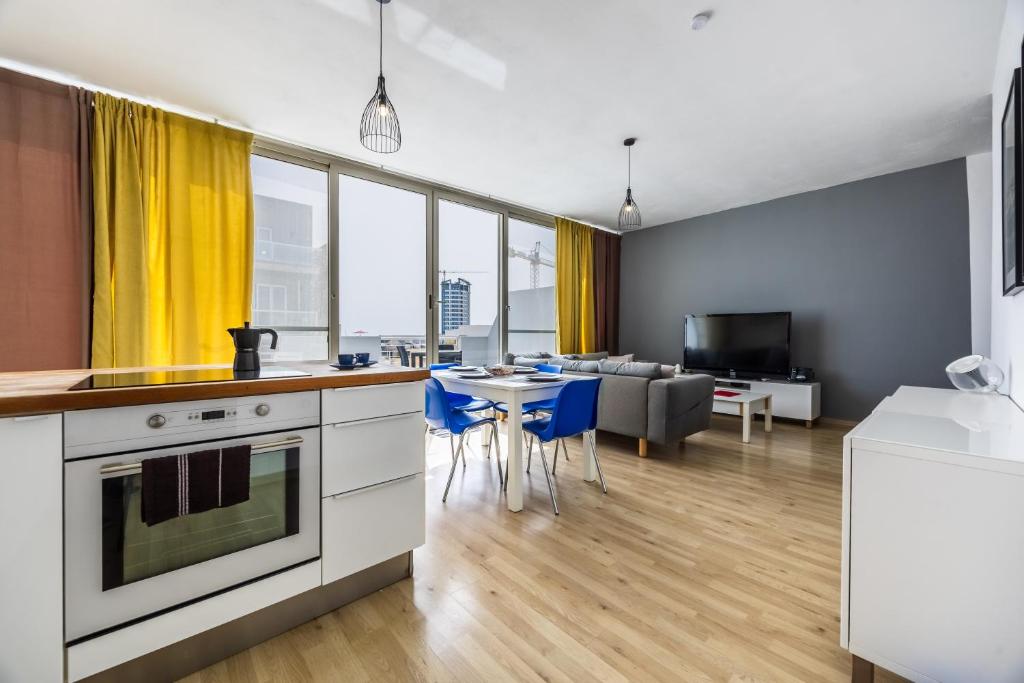 Cosy 2BR Sunlit Penthouse with Large Front Terrace - Close to St Julian ...