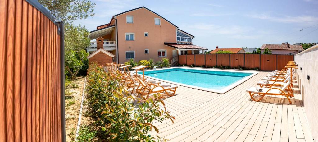 Foric Apartments With Outdoor Heated Pool, Rab (aktualisierte Preise ...