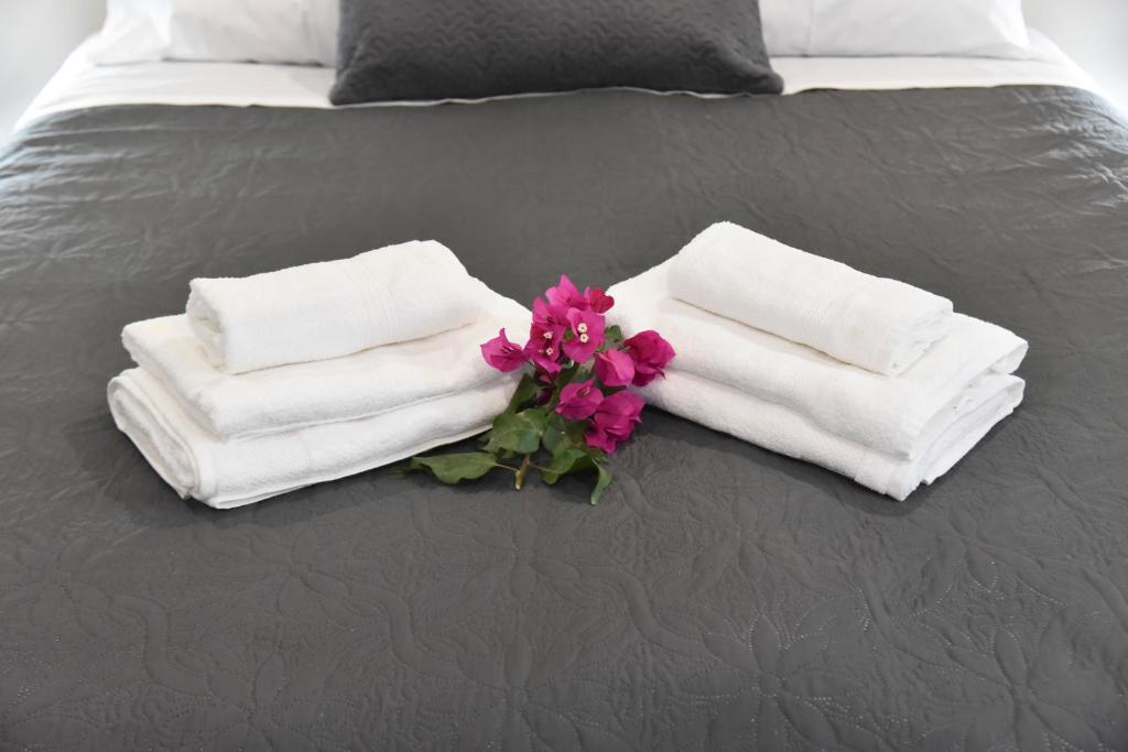 Aloha Inn, Artemida (updated prices 2026)