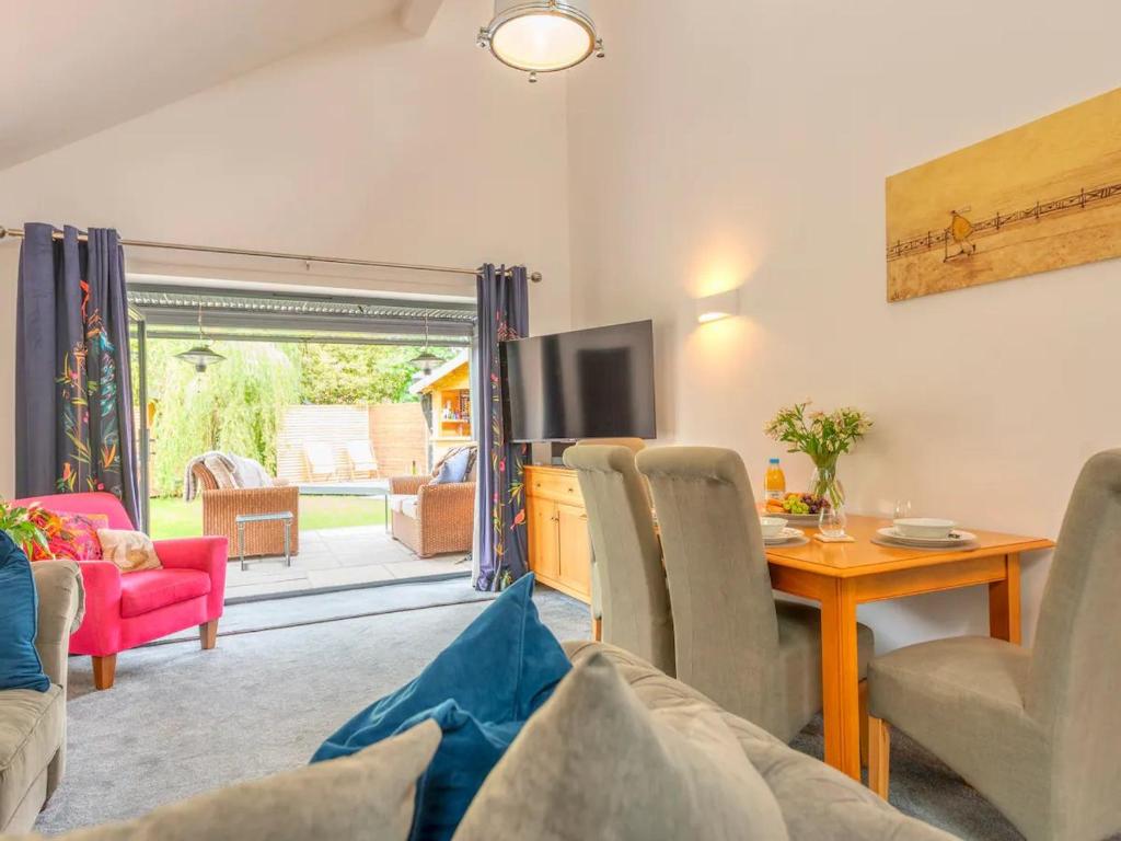 Modern and Stylish Bungalow - Pass the Keys, Stafford (updated prices 2026)