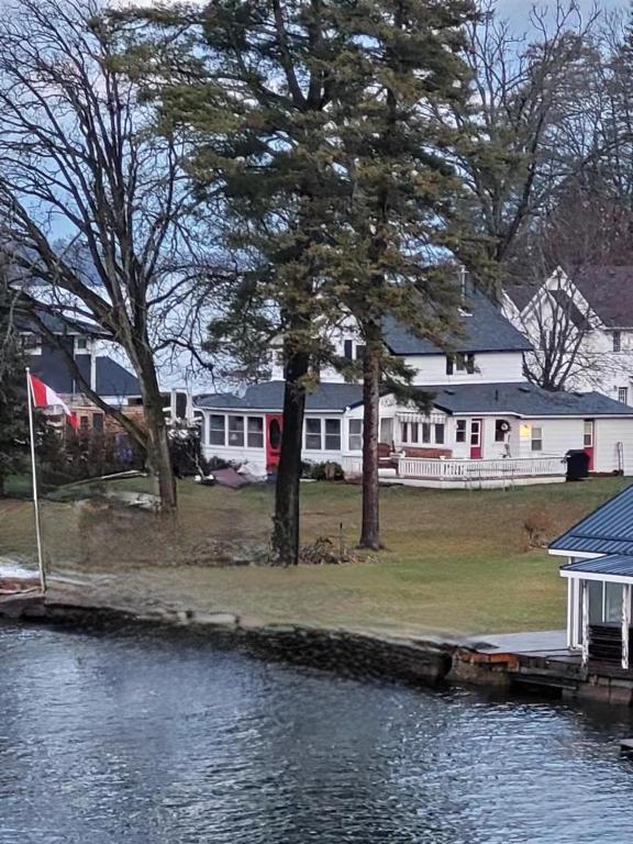 Rosedale Cottage@Baksam lake, Fenelon Falls (updated prices 2026)